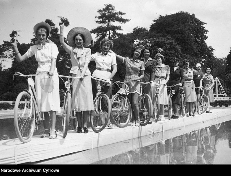 How to Dress in Vintage for a Bicycle Ride - It's Beyond My Control